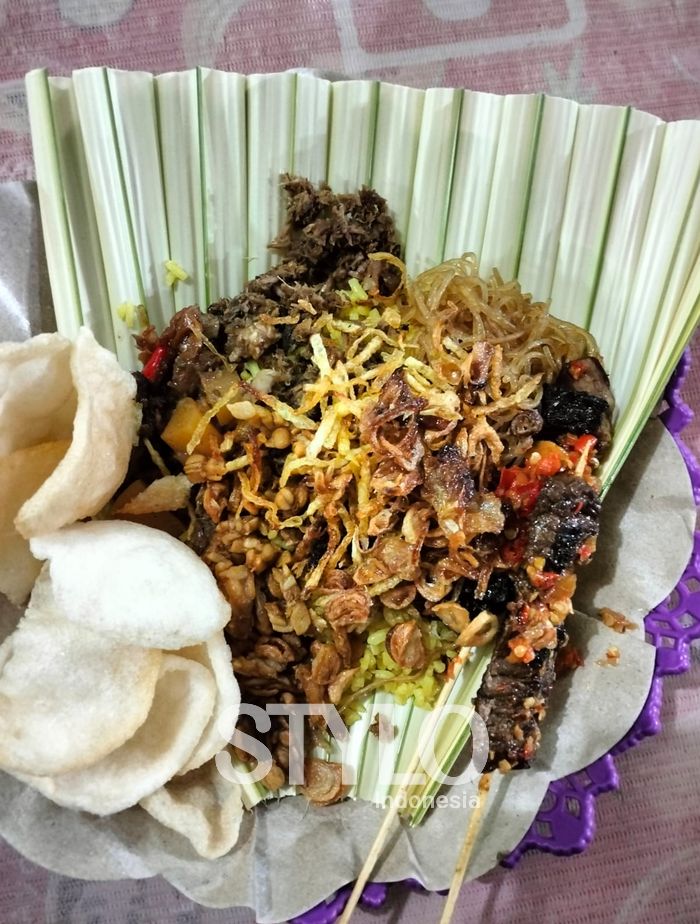 Dibungkus Pakai Daun Woka, Intip Sensasi Nikmat Makan Nasi Kuning ...