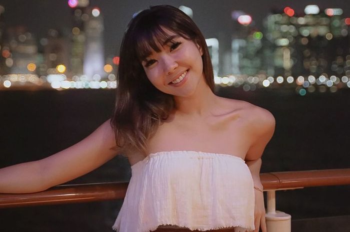 Hot Mama Meski Dari Belakang Foto Gisella Anastasia Pakai Bikini Di