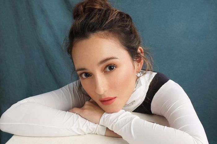 Definisi Cantik dan Berkelas, Julie Estelle Pukau Netizen dalam Pemotretan Terbaru Berbalut Prada!
