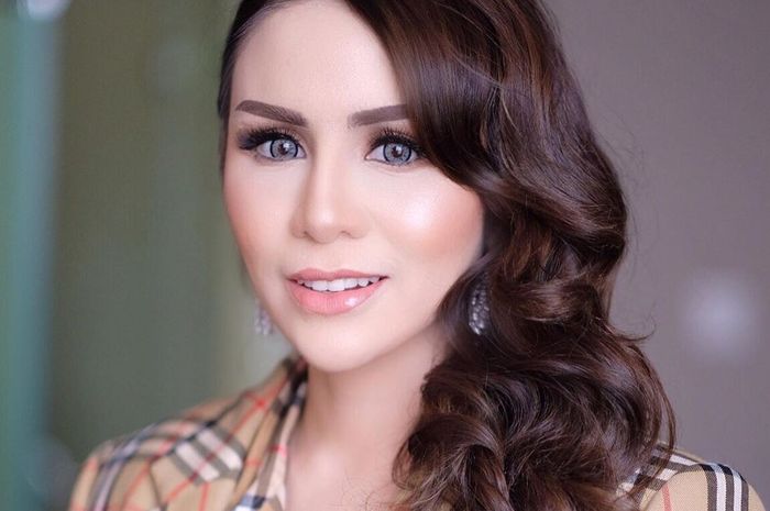 Kayak Nggak Pakai Celana Saat Kenakan Oversized T-Shirt, Kondisi Kaki Momo Geisha Justru Bikin ...