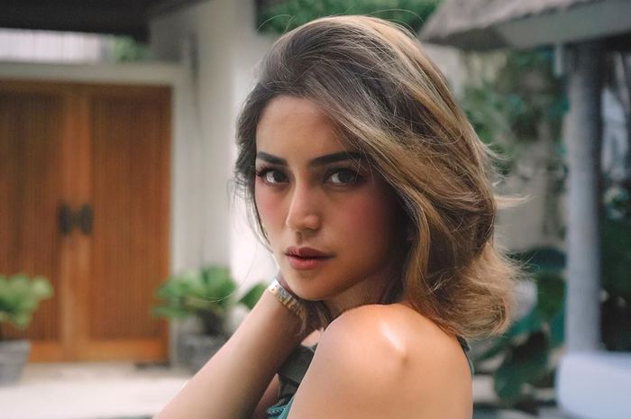 Cantiknya Jessica Iskandar dengan Balutan Gaun Putih yang Elegan ...