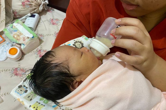 ASI Berwarna Pink Seperti Susu Stroberi, Apa Penyebabnya? - Nakita