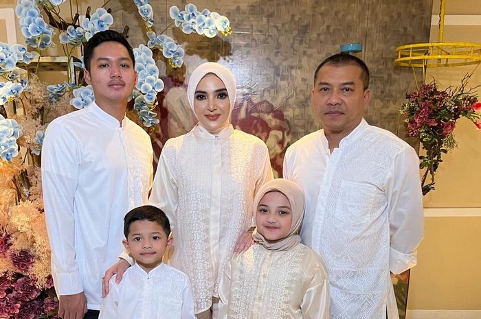 Liburan ke Singapura Saat Lebaran, Anang Hermansyah dan Anak Laki ...