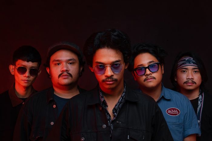 HAI DEMOS - Papa Acid: 'Weeducation' Mencoba Meromantisasi Kisah Dua ...