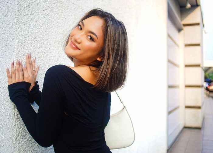 BERITA TERPOPULER: Marion Jola Pamer Body Semok Hingga Baju Kondangan ...