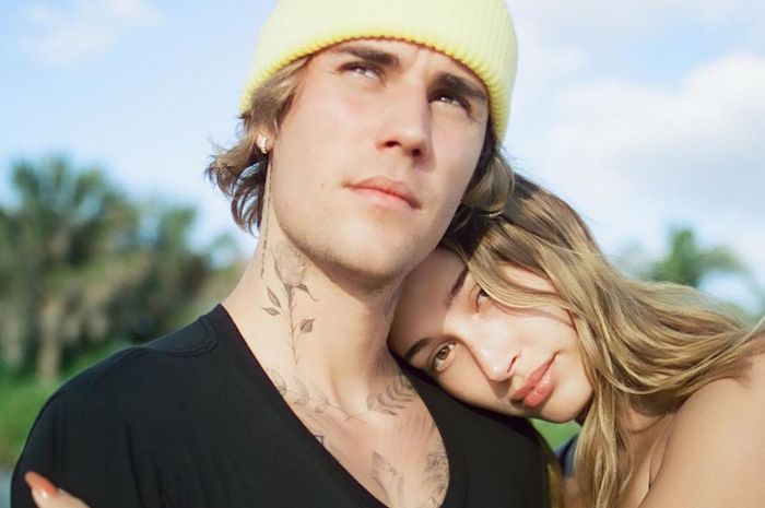 Sempat Dikira Bella Hadid, Istri Justin Bieber Pamer Kaki Jenjang dan ...