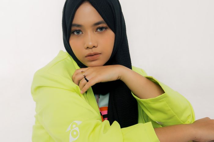 Hanin Dhiya Persembahkan Karya Terbarunya Bertahan Tanpa Arah - CewekBanget