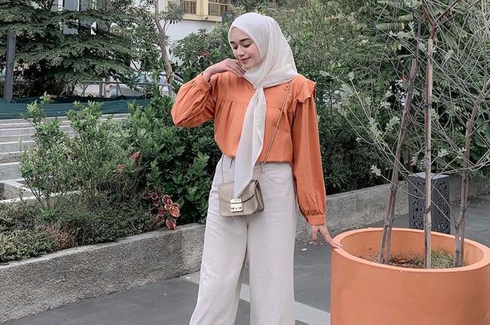 Fresh! Intip 5 OOTD Hijab Warna Oranye yang Enggak Lebay dan Ngejreng! - Semua Halaman - CewekBanget
