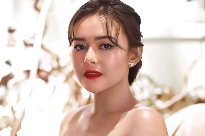 Intip Cardigan Rajut Amanda Manopo Dipadukan dengan Dress Bodycon Seksi ...