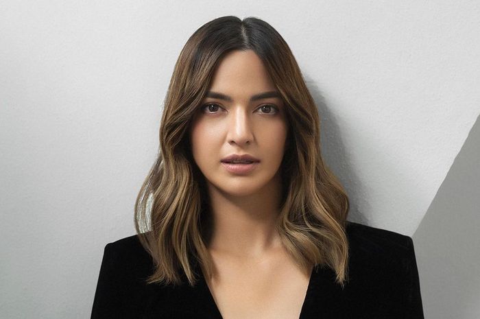 Biasa Pakai Rok Mini Kini Nia Ramadhani Tampil Tertutup Demi Sang Ayah Stylo