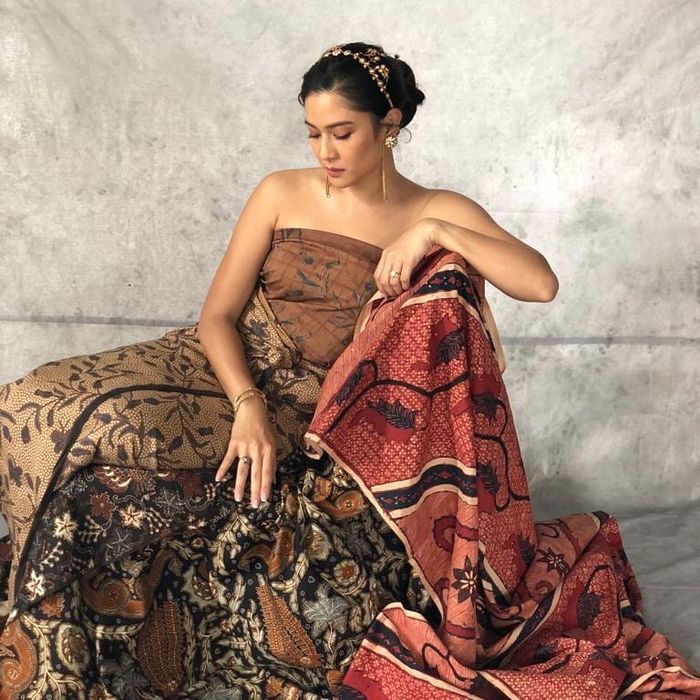 Hari Batik Nasional, Penampilan Dian Sastrowardoyo Kenakan Kemben Batik ...