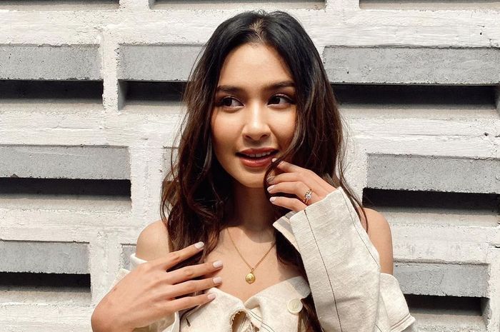 Ada Tas Branded Mahal di Balik Gaya Sederhana Mikha Tambayong, Berapa ...