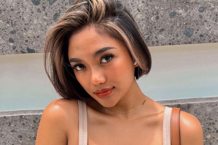 Nemplok di Tembok Pamer Body Semok, Gaya Marion Jola Pakai Baju Super Ketat Disorot - Stylo