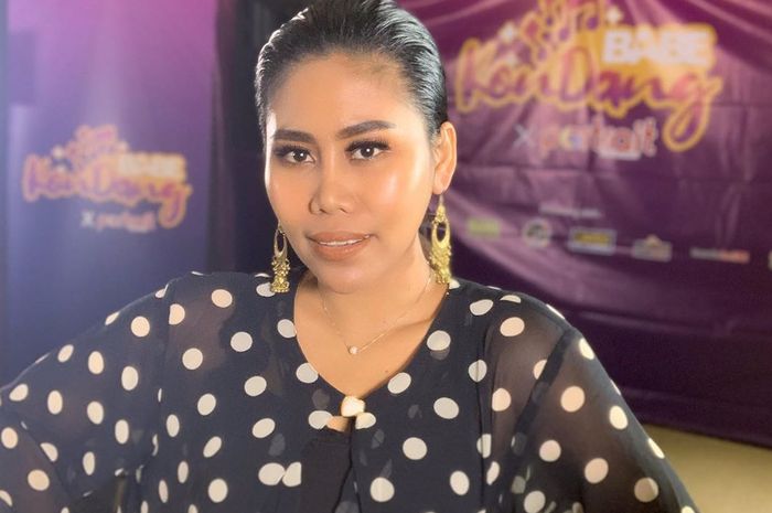 Lama Tak Muncul di TV, Mendadak Evi Masamba Sudah Jual Mobil Mahalnya ...