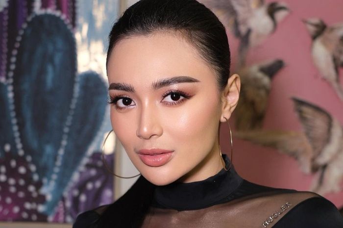 Janda Mungil Pripurna! Wika Salim Bikin Salfok Saat Pakai Slit Dress ...