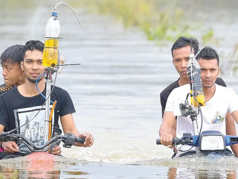 Kreatif Abis, Kakak Beradik Ini Berhasil Ciptain Motor Amfibi yang Bisa ...