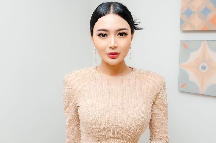 Nekat Berdendang di Panggung Pakai Baju Transparan, Gaya seksi Wika ...