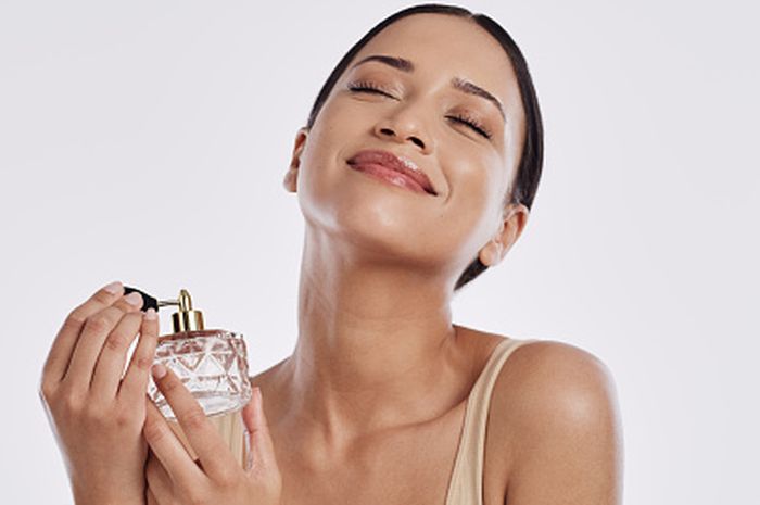 Cara Memakai Parfum yang Benar Bikin Wangi Tahan Lama Sampai Seharian ...