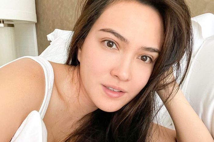 Shandy Aulia Bikin Netizen Geram, Sebar Foto Seksi Pakai Lingerie Merah ...