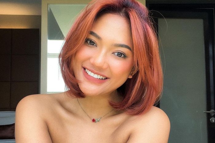 Pakai Tanktop Bolong Hingga Belahan Dada Terekspos, Gaya Manggung Marion Jola Curi Perhatian - Stylo