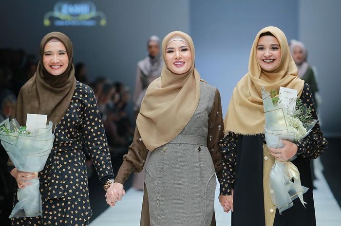 Jakarta Fashion Week 2019: Zaskia dan Shireen Sungkar Hadirkan Koleksi ... Jakarta Fashion Week 2019: Zaskia dan Shireen Sungkar Hadirkan Koleksi ...
