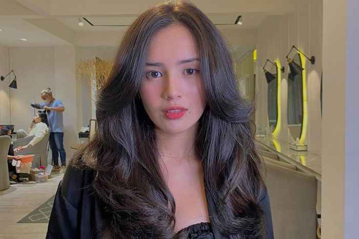 Harganya Hampir Seratus Juta, Beby Tsabina Kepergok Boyong Tas Branded ...