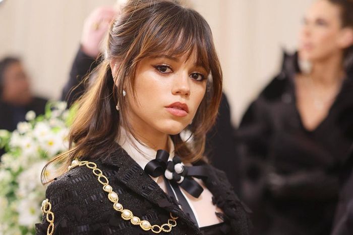 Penampilan Jenna Ortega di Met Gala 2023 Cosplay Jadi Wednesday ...
