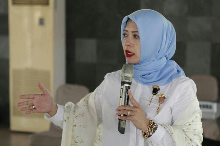 Gaya Modis Nur Asia Istri Sandiaga Uno Saat Temani Sang Suami Debat ...