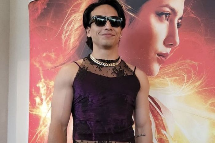 Jefri Nichol Tampil Nyentrik Saat Pakai Tanktop Ungu di Gala Premiere ...