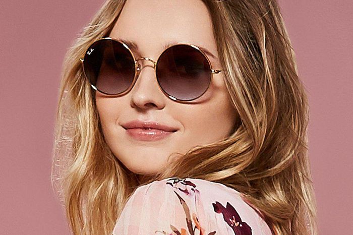 3 Model Kacamata untuk Wajah Persegi Terlihat Tirus dan Modis - Stylo