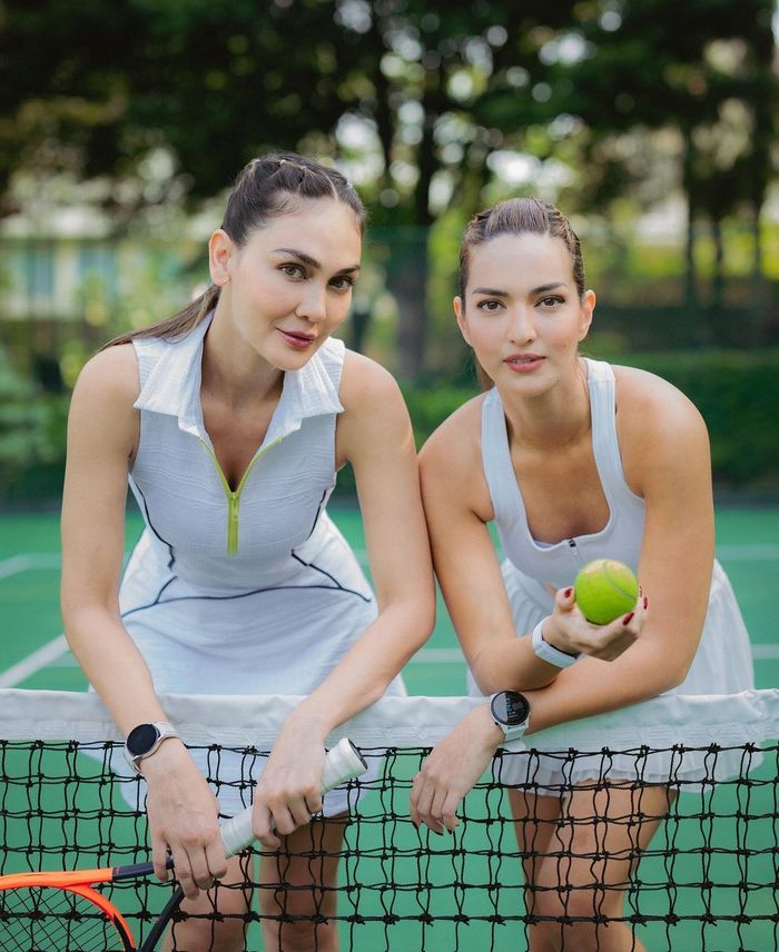 Bak Saudara Kembar, Luna Maya dan Nia Ramadhani Kompak Tampil Menawan Saat Jadi Juara Lagi-lagi ...