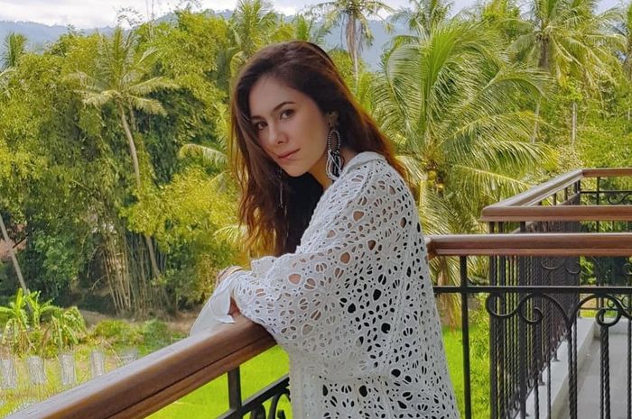 Intip Penampilan Hot Mom Wulan Guritno Saat Kenakan Busana Etnik Motif