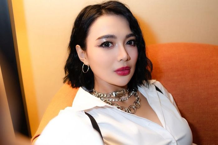 Janda Bikin Tegang Kepala, Gaya Manggung Wika Salim Pakai Bustier Ketat ...