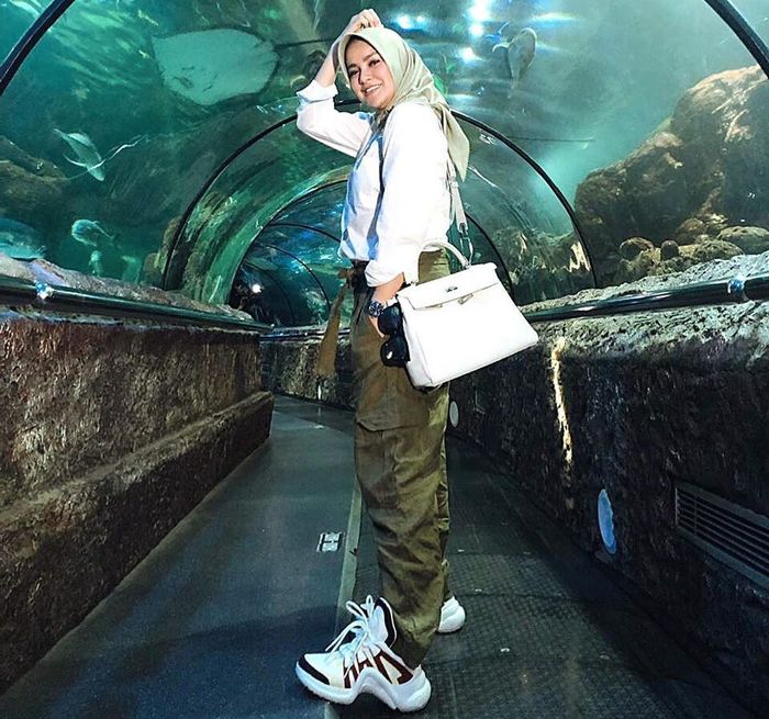Lihat Model Fashion Hijab Sporty Olla Ramlan saat Liburan yang Curi ...