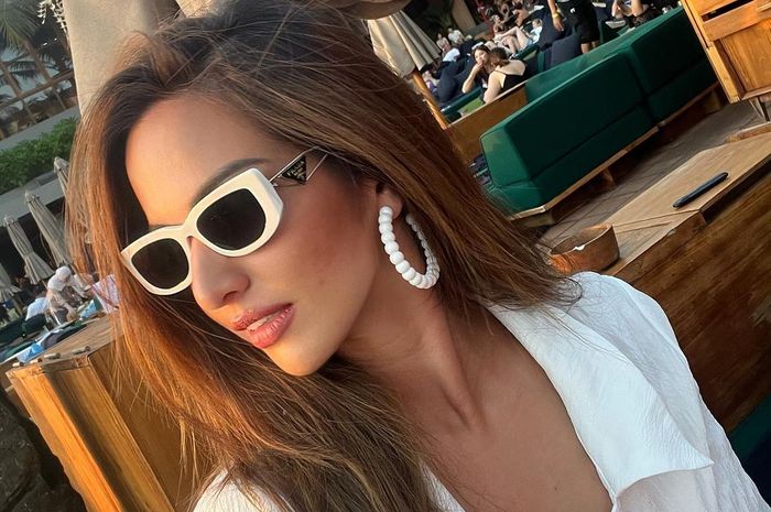 Pundak Mulus Licin Sengaja Diumbar, Gaya Seksi Nia Ramadhani Saat Pemotretan Curi Perhatian - Stylo