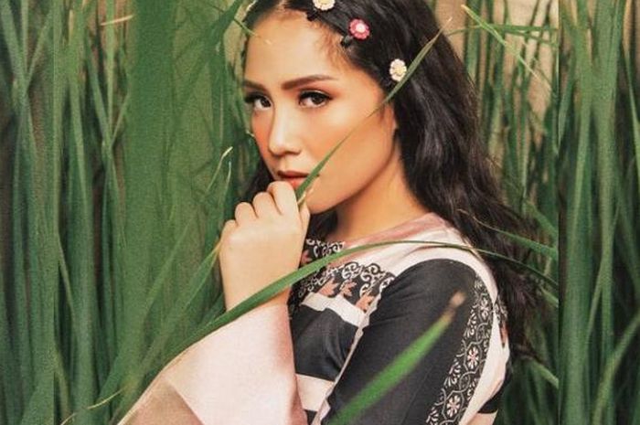 Terima Rekor MURI Pakai Piyama Seharga Ratusan Ribu, Nagita Slavina Tuai Komentar Netizen! - Stylo