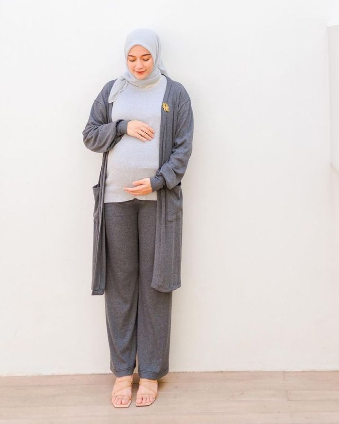 Inspirasi OOTD Bumil dengan Long Outer ala Selebgram Mega Iskanti, Simpel Tapi Stylish! - Stylo