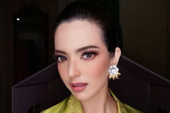 Kayak Nggak Pakai Celana Saat Kenakan Oversized T-shirt, Tampilan Seksi Nia Ramadhani Justru ...