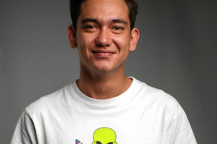 Adipati Dolken Tertantang Mainkan Peran Berdialog Bahasa Inggris Adipati Dolken Tertantang Mainkan Peran Berdialog Bahasa Inggris