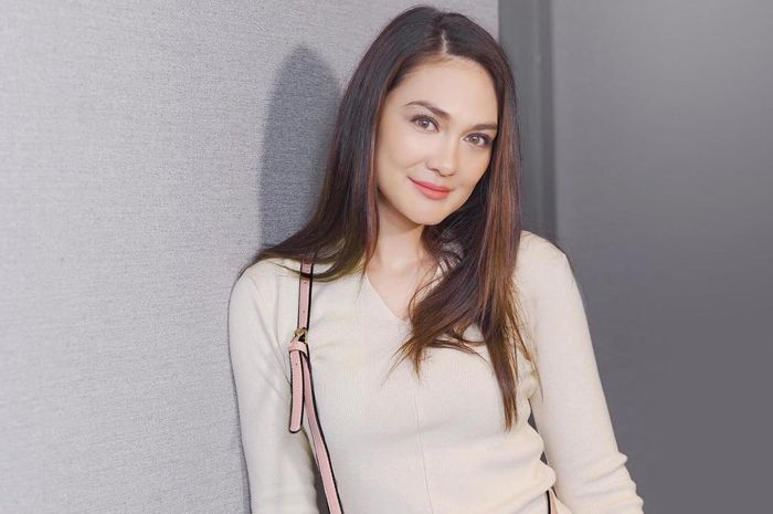 Lihat Gaya Luna Maya Saat Pamer Perut Langsing Pakai Korset dan Celana ... Lihat Gaya Luna Maya Saat Pamer Perut Langsing Pakai Korset dan Celana ...