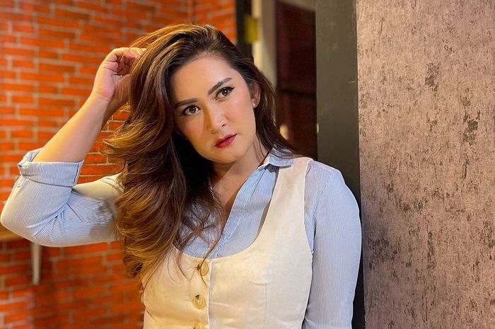 Satu Lagi Artis Janda Seksi, Nafa Urbach Tampil Aduhai Pakai Dress ...