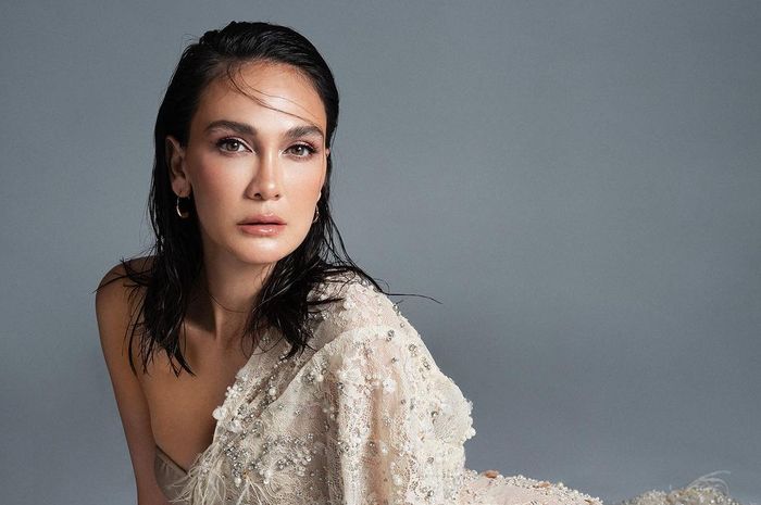 Ogah Gosong Saat di Pantai, Luna Maya Nekat Pakai Sunblock Setebal ...