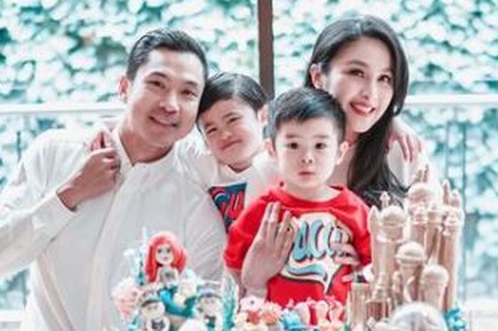 Jago Dribble Bola Basket Sambil Push Up, Aksi Buah Hati Sandra Dewi ...