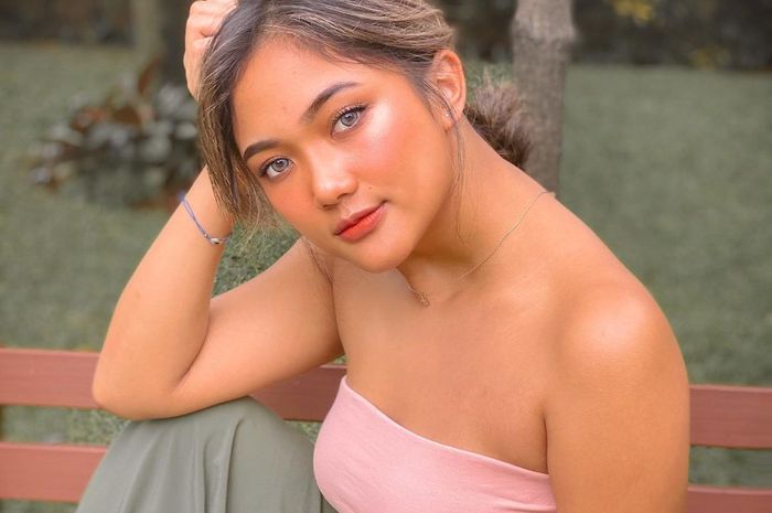 Pakai Jaket Melorot, Marion Jola Tampil Seksi Padukan Baju Ketat Sampai Bikin Salfok Netizen