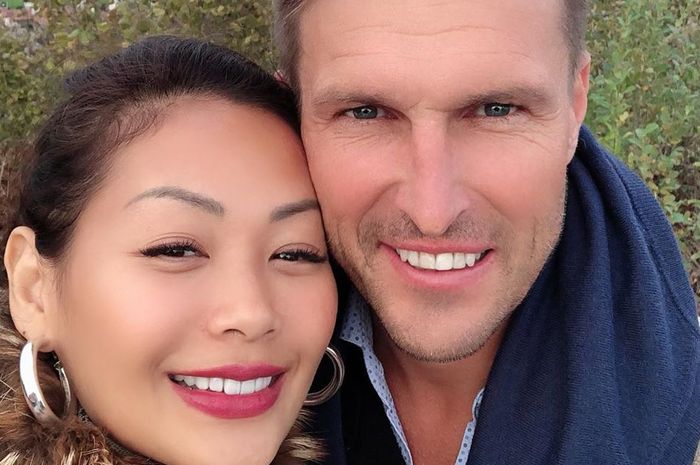 Mesra-mesraan di Ayunan Pohon, Indah Kalalo Mengeluh Jarang Berduaan dengan Suami