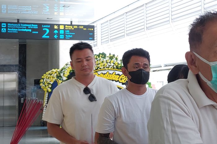 Akan dikremasi, Begini Suasa Ibadah Tutup Peti Mendiang Ayah Wijin ...