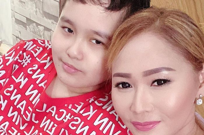 Ayah dan Ibunya Doyan Bikin Konten Tiktok Super Konyol, Anak Inul ...