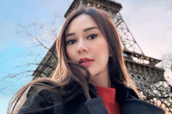 The Real Janda Tajir! Aura Kasih Pamer 3 Tas Branded Mahal Sekali ...