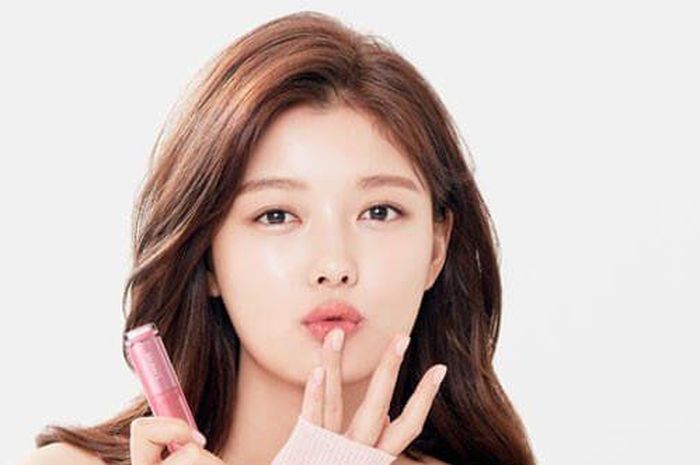 Bibir Pucat Bikin Gak Pede, 3 Lip Serum Bikin Bibir Pink Alami dan ...