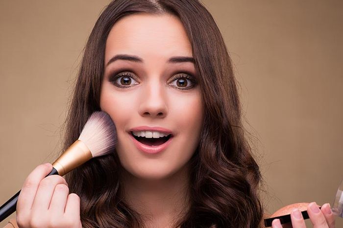 Makeup Terlihat Lebih Mulus dan Tahan Lama, Terapkan 4 Trik Makeup Ini! - CewekBanget